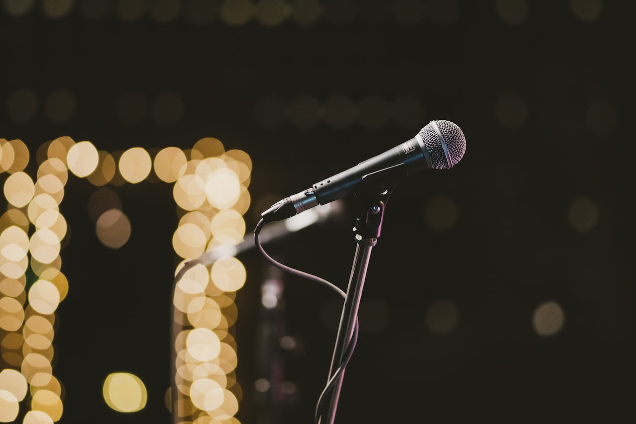 MC vs. Event Host: Understand the Difference - Christophe Fox